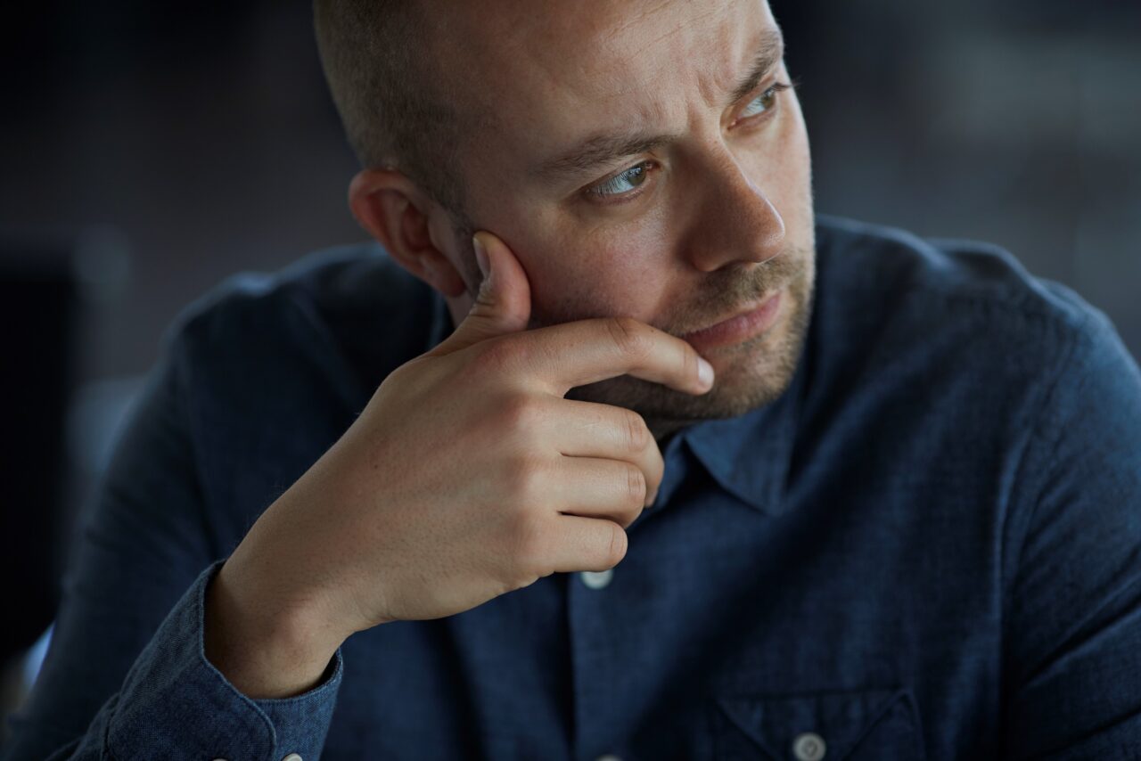 Hoe je een beslissing doorvoert waar je zelf niet achter staat